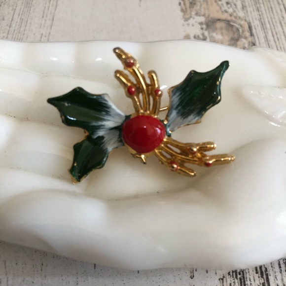 Jewelry | Vintage Christmas Holly Pin | Poshmark